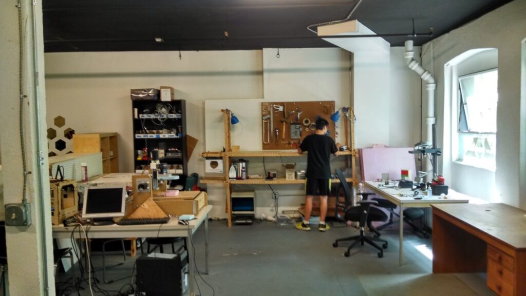 The life and death of a feminist hackerspace – Sahar Massachi